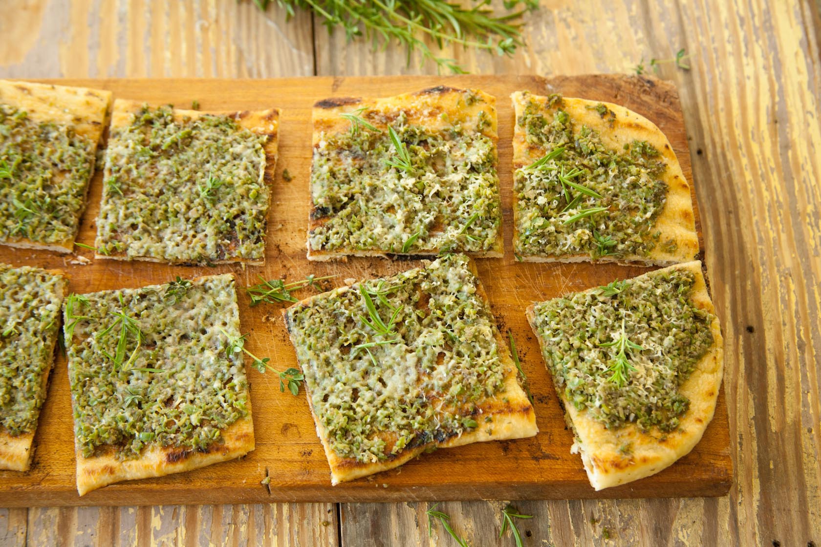 Recipe for grilled tapenade pizza with fresh herbs
