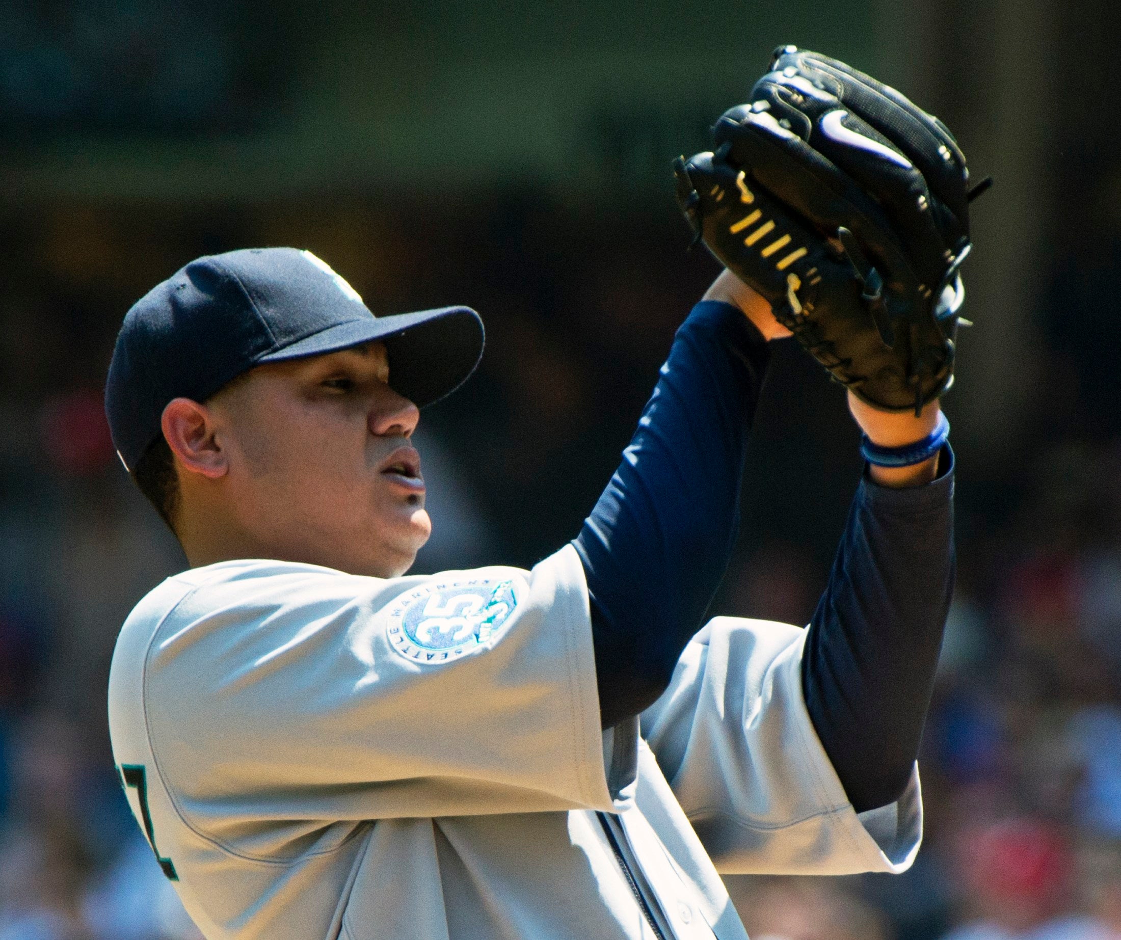 Hernandez 2-hitter tops Yankees