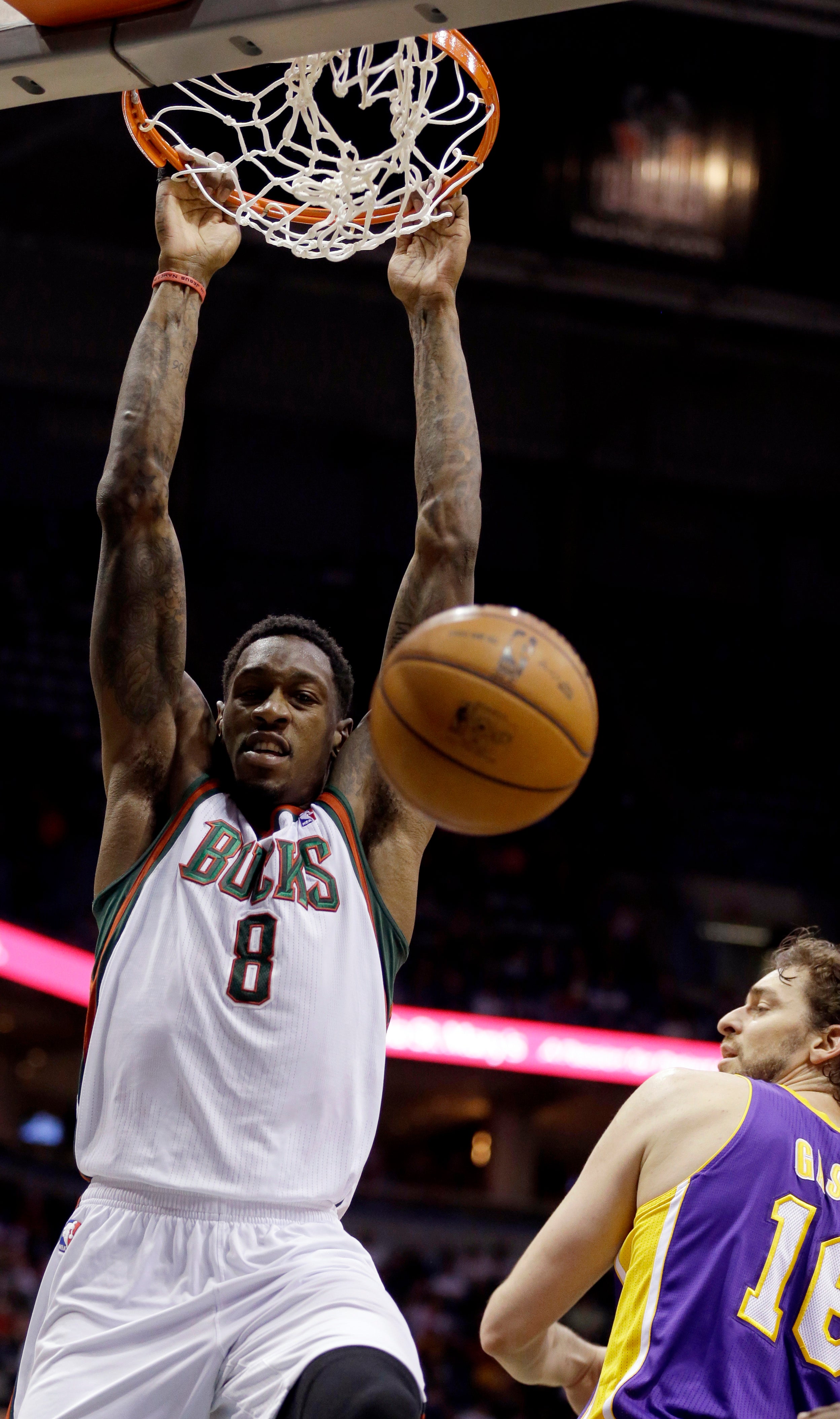 Larry Sanders helps Bucks beat Lakers, 113-103