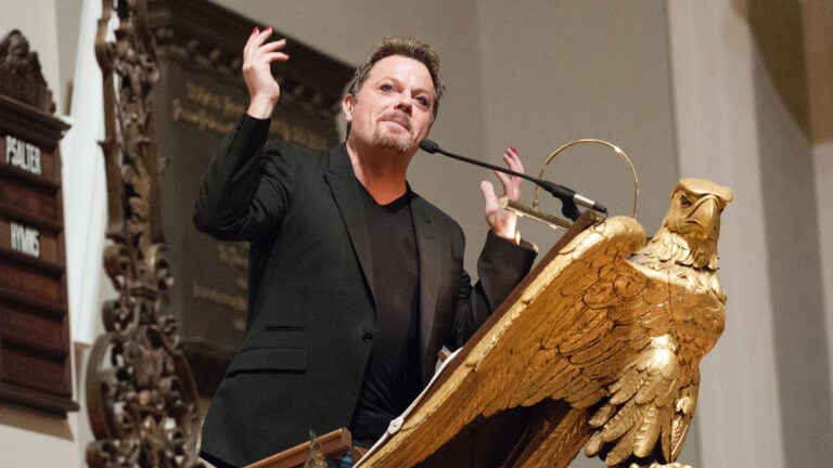 Eddie Izzard wins Humanism award at Harvard