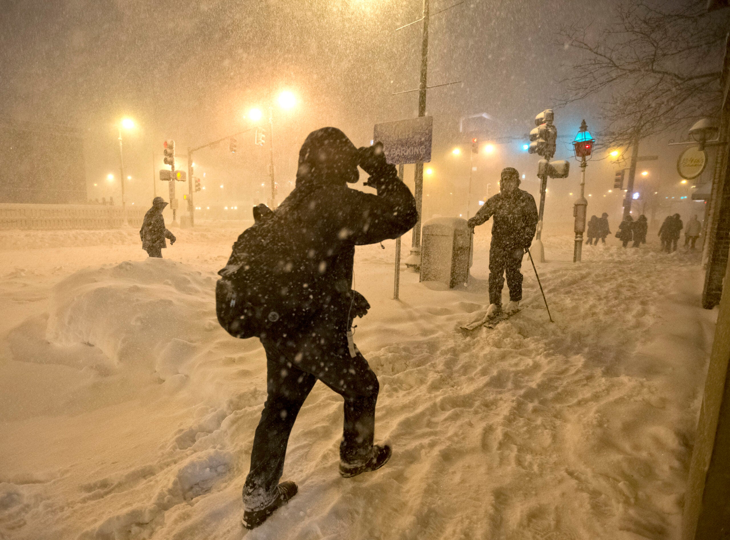 Massive storm builds by the hour, bringing heavy snow, rampant outages