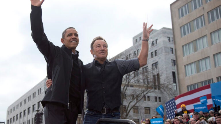 Campaign draws to end with both candidates visiting swing states