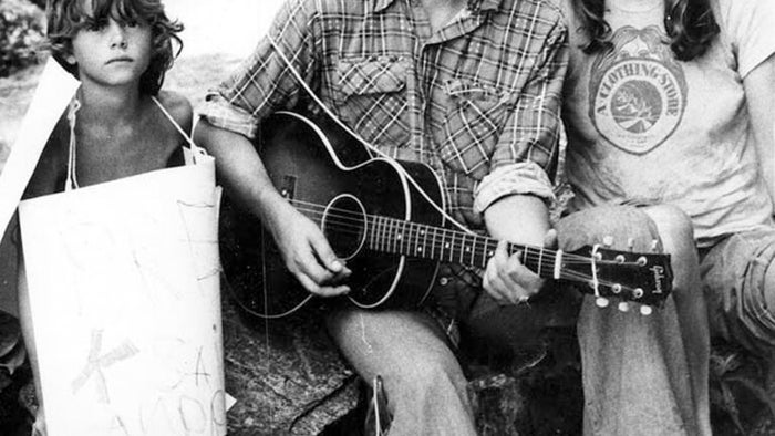 Singer Arlo Guthrie says wife, Jackie, has died