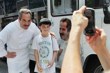 “Seinfeld’’ Soup Nazi draws a crowd downtown