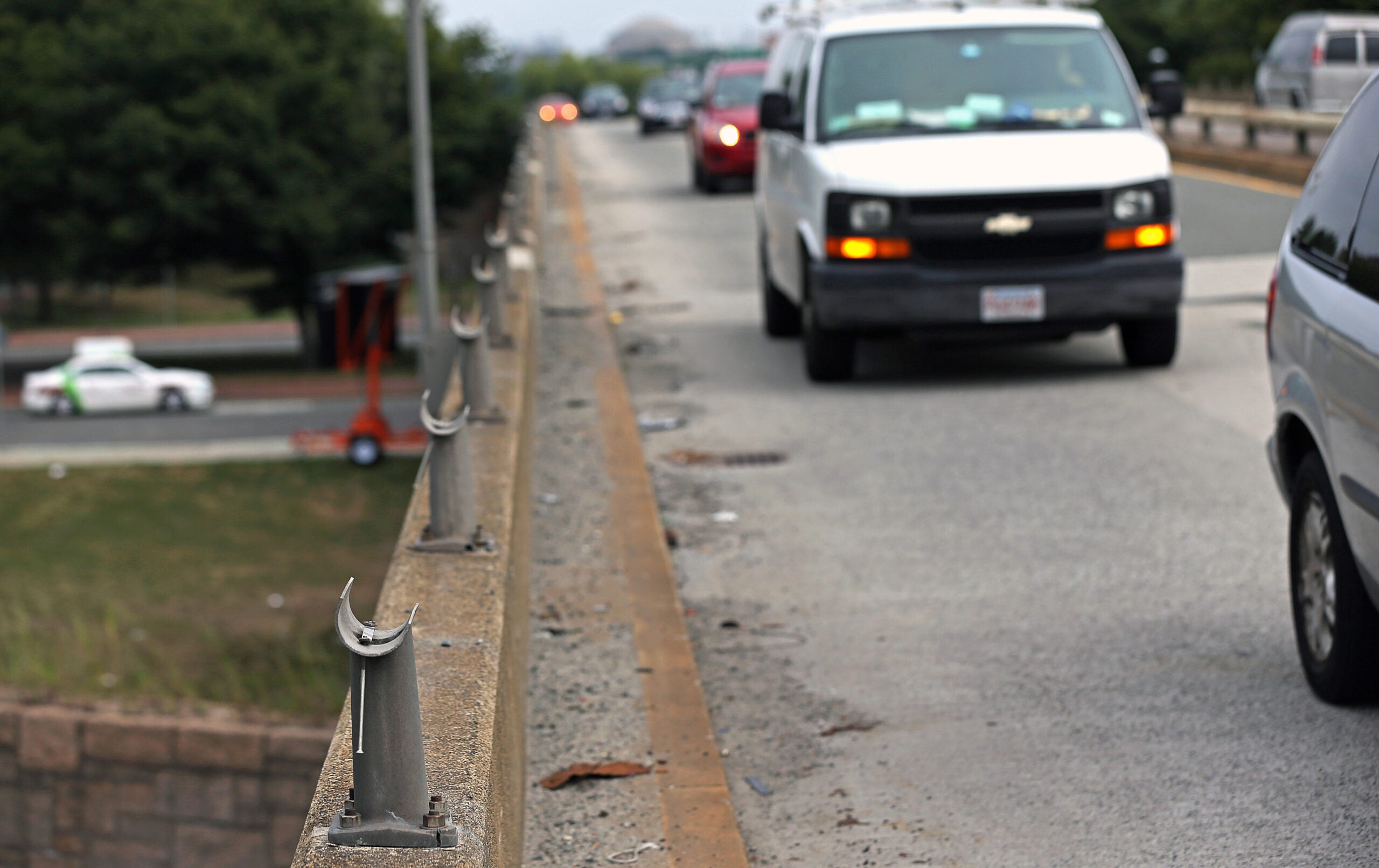 Nonexistent guard rails at Fenway’s Bowker Overpass causes concern Nonexistent guard rails at Fenway’s Bowker Overpass causes concern