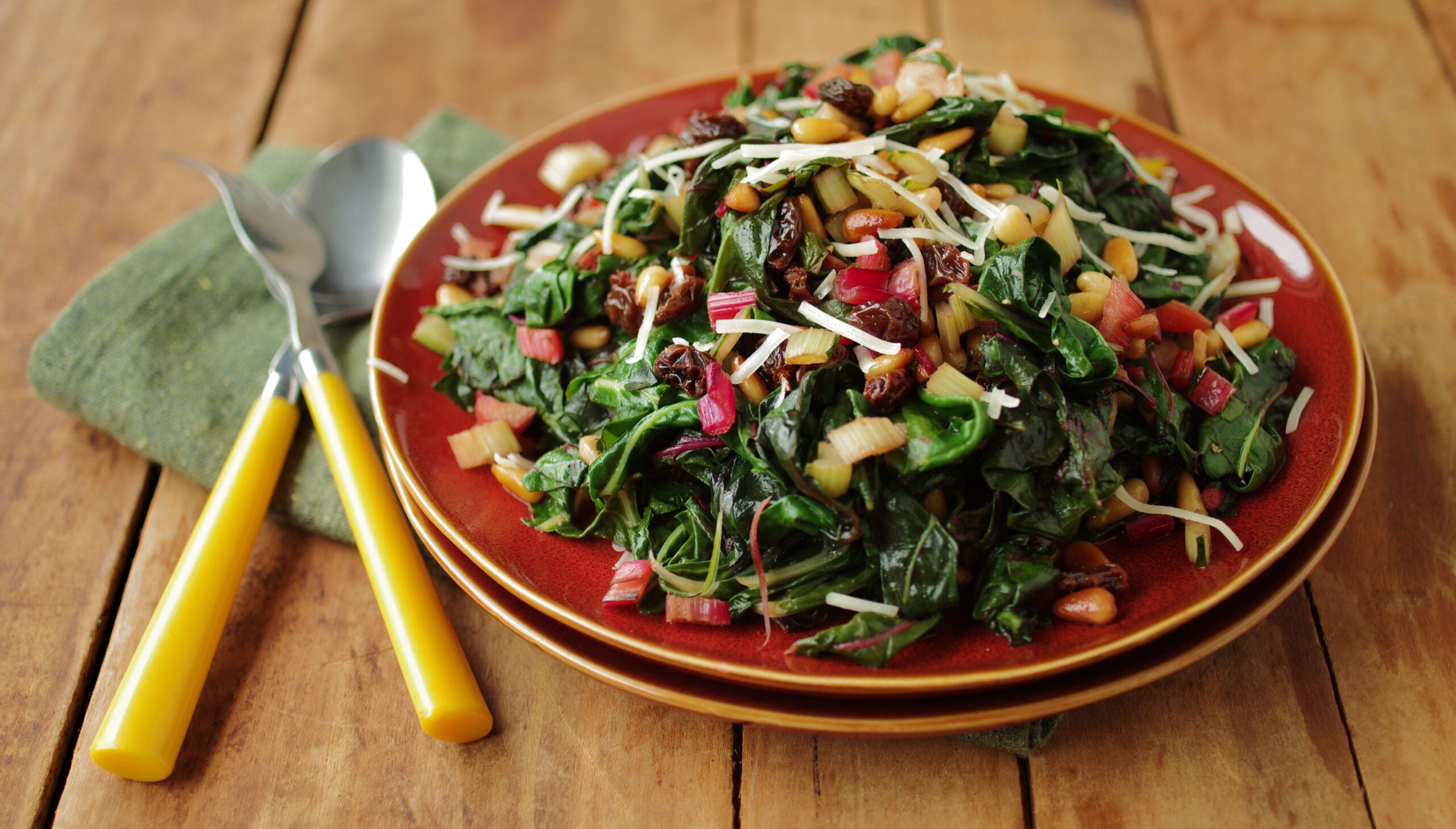 Recipe for Swiss chard with pine nuts and raisins