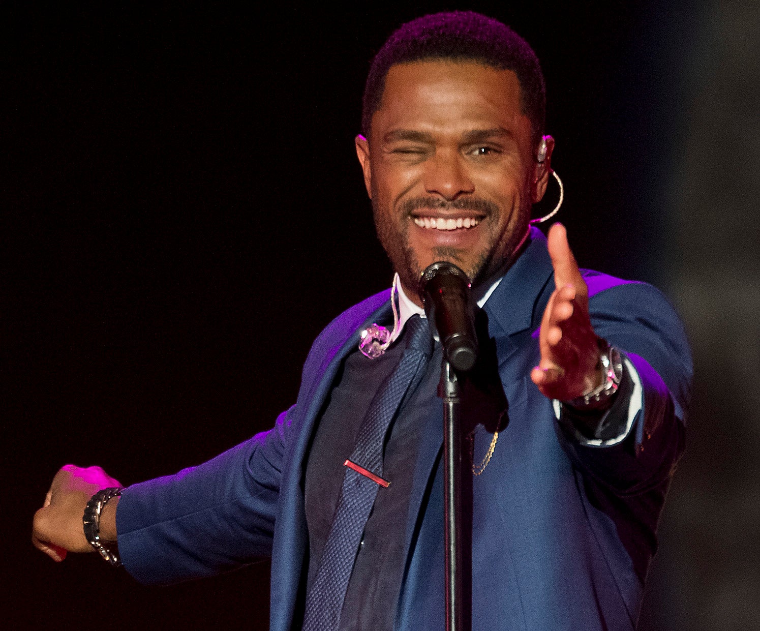 Maxwell Delivers Steamy Boston Performance