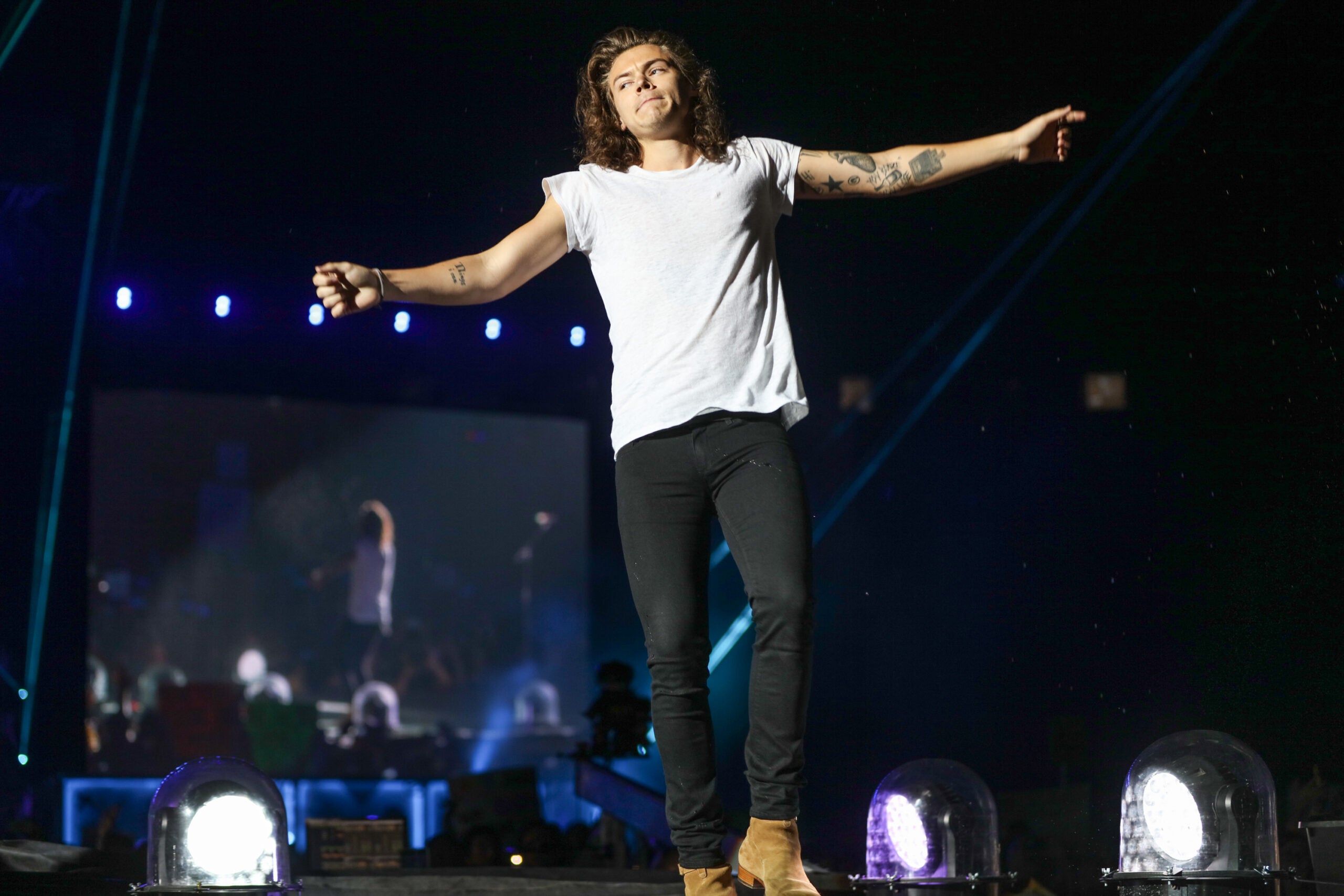 Harry Styles falls on stage and into depths of your heart