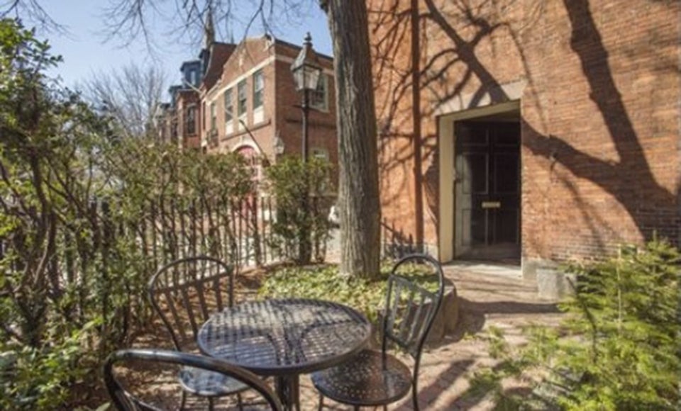 A luxury townhouse with a unique position in Beacon Hill, and in Boston ...