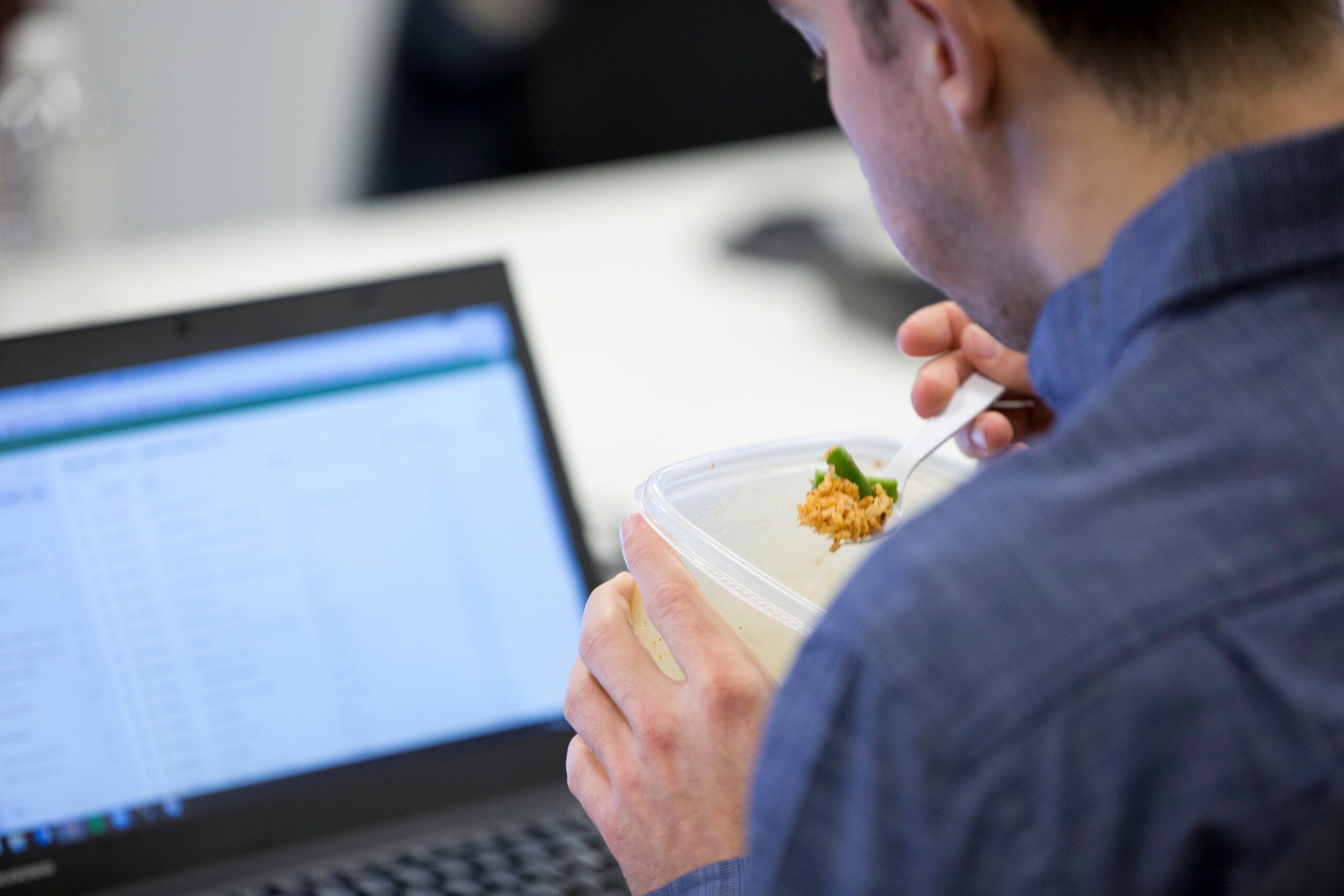 How to eat more healthy snacks at work, according to research from the ...