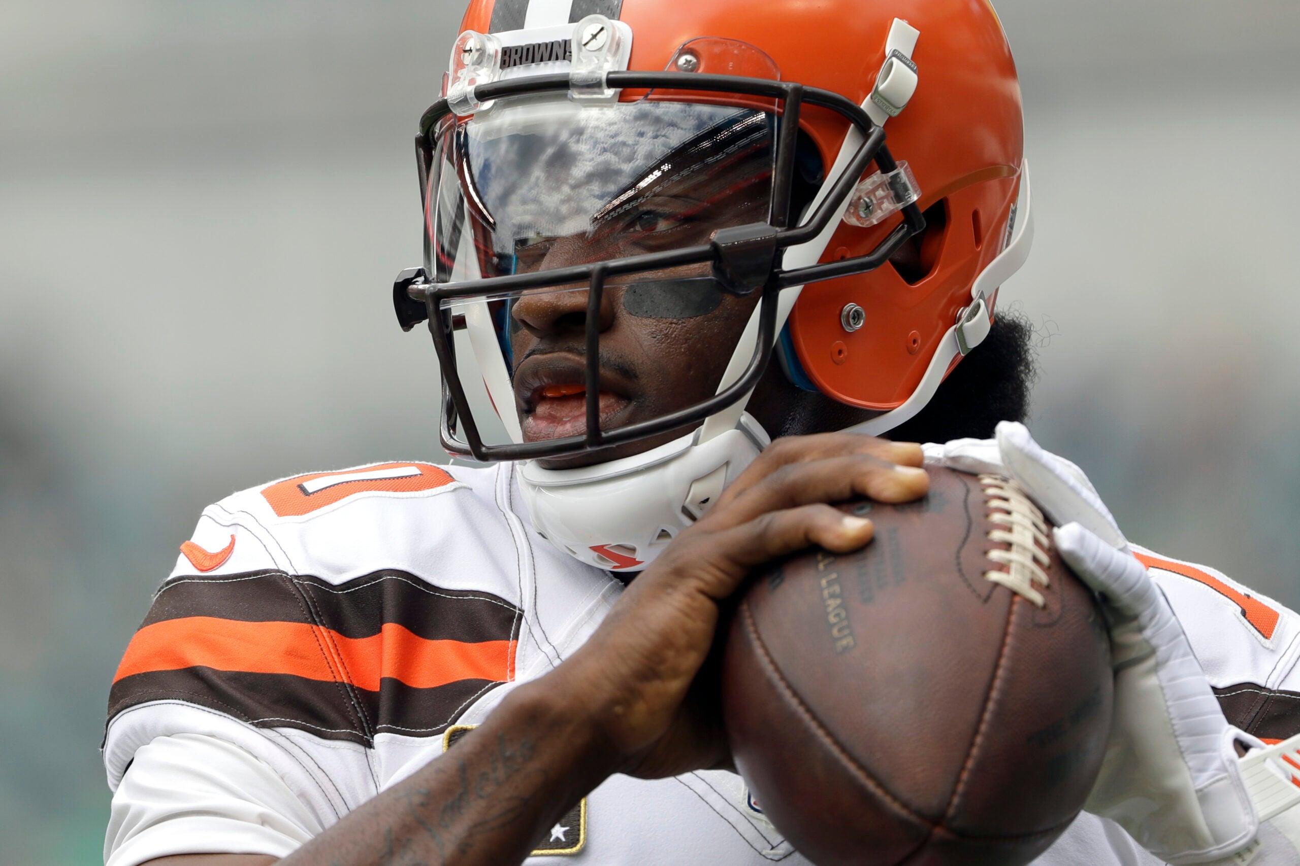 Browns' RG3 breaks bone in shoulder, could miss season