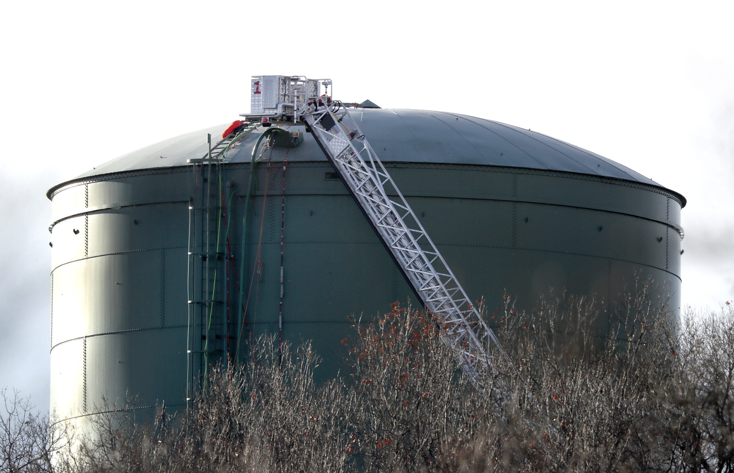 1 worker dead, 1 rescued during water tank inspection mishap