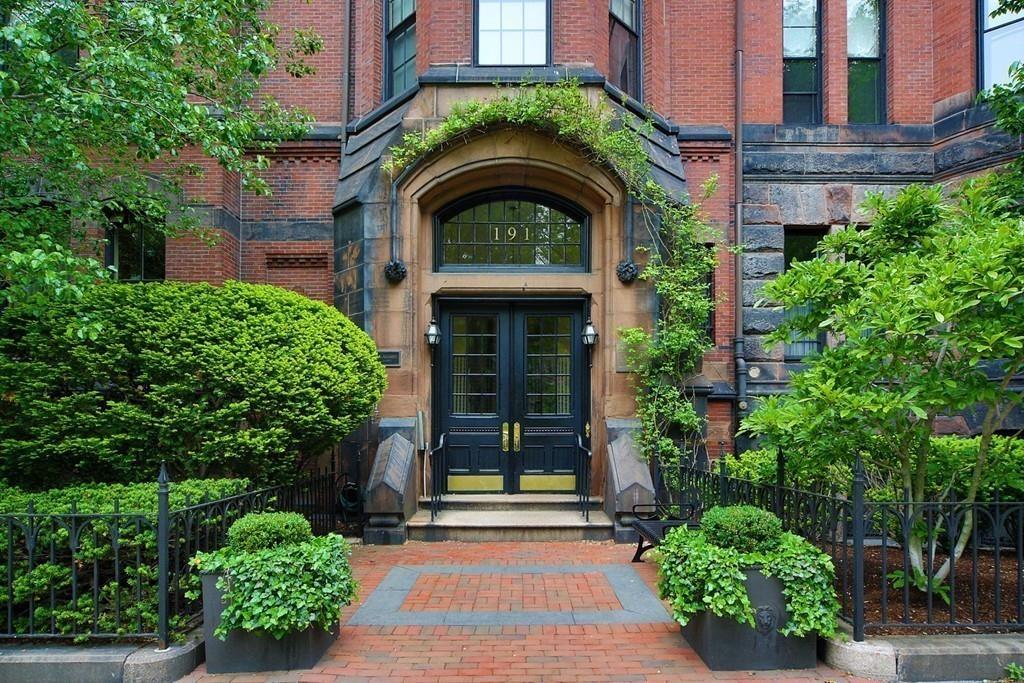 This 11,000-square-foot restored Georgian estate in Brookline sold for ...