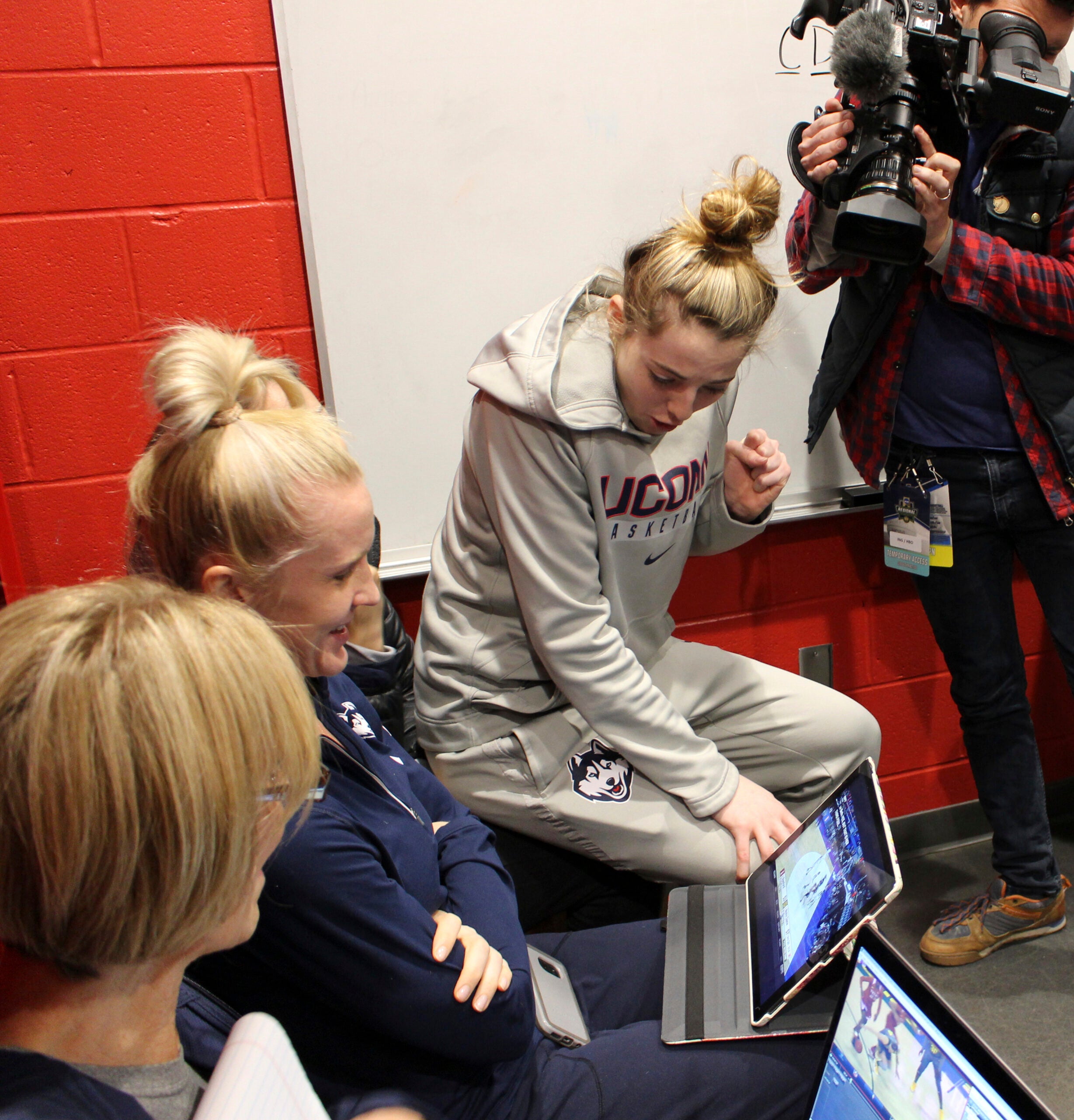 Samuelson sisters cheer each other's NCAA Tournament runs