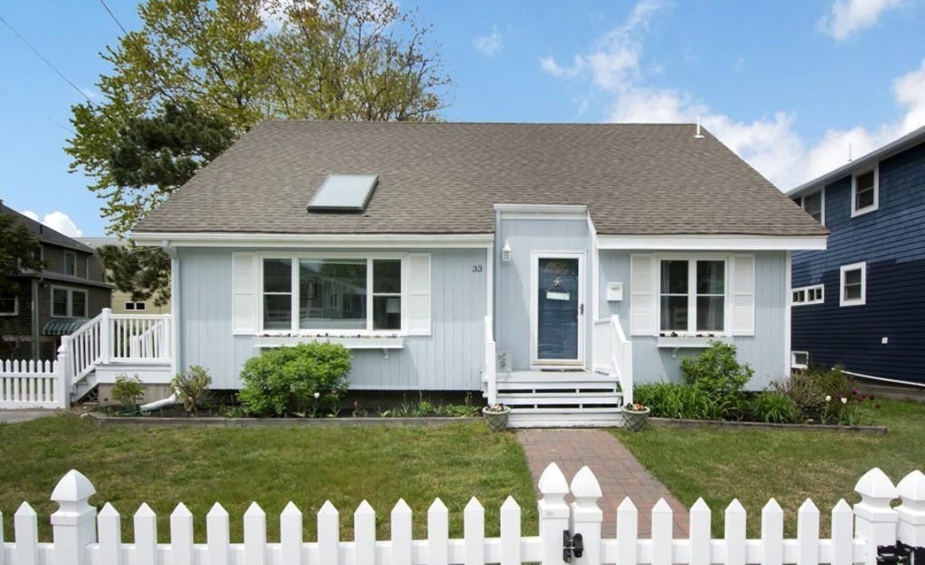 You can walk to the ocean from this Hull house