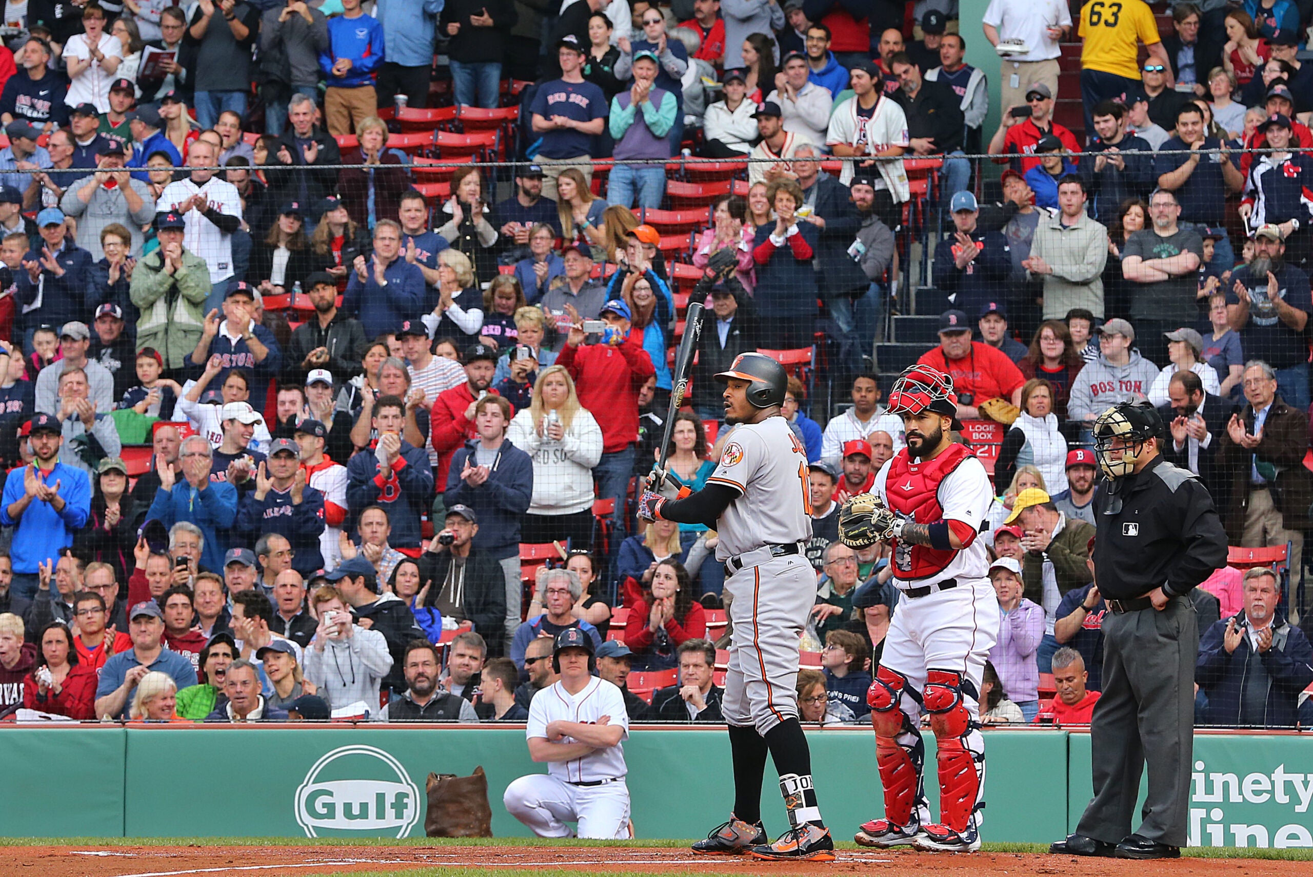 Adam Jones got a standing ovation from Red Sox fans before his first at ...
