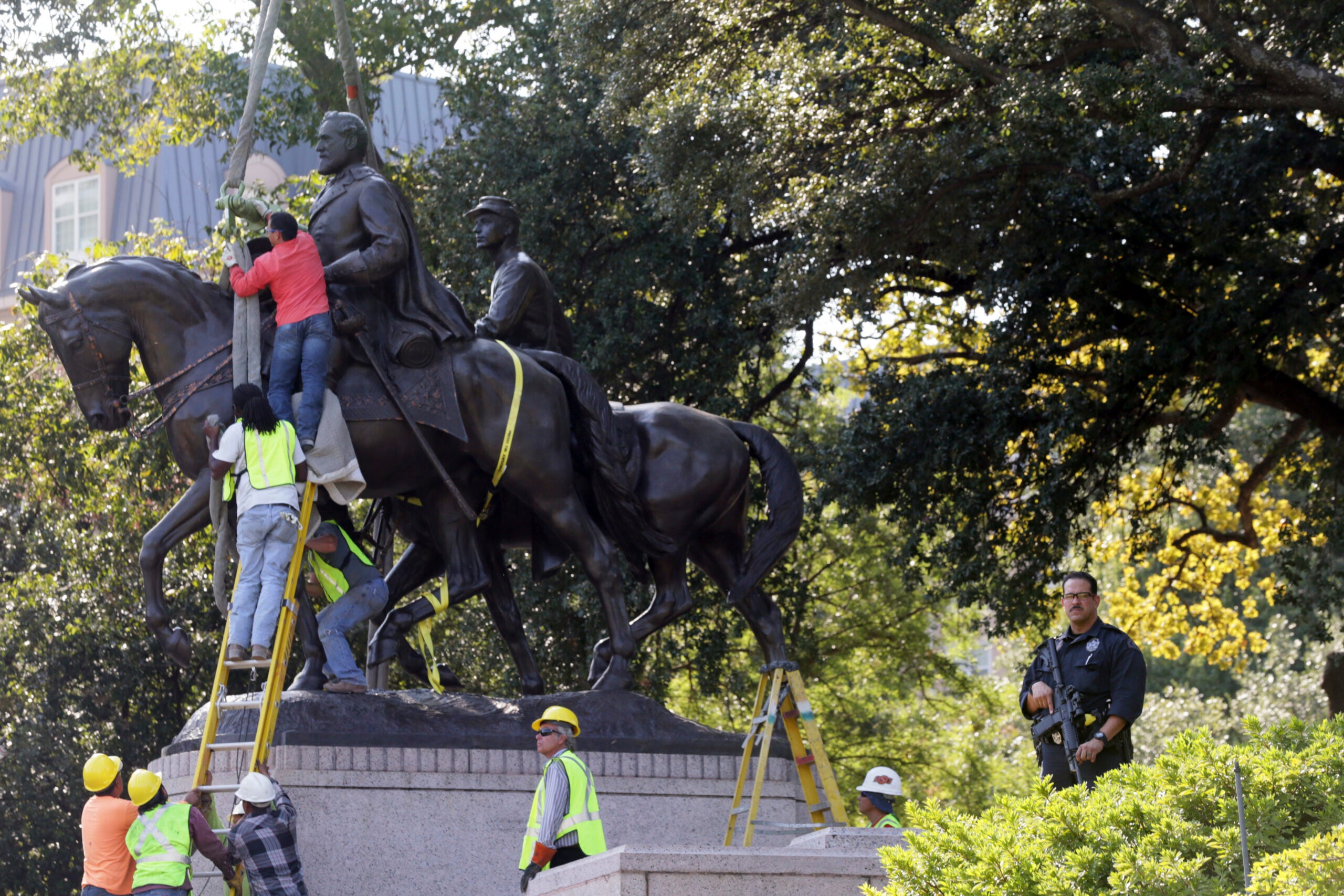Crews remove statue of Gen. Robert E. Lee from Dallas park