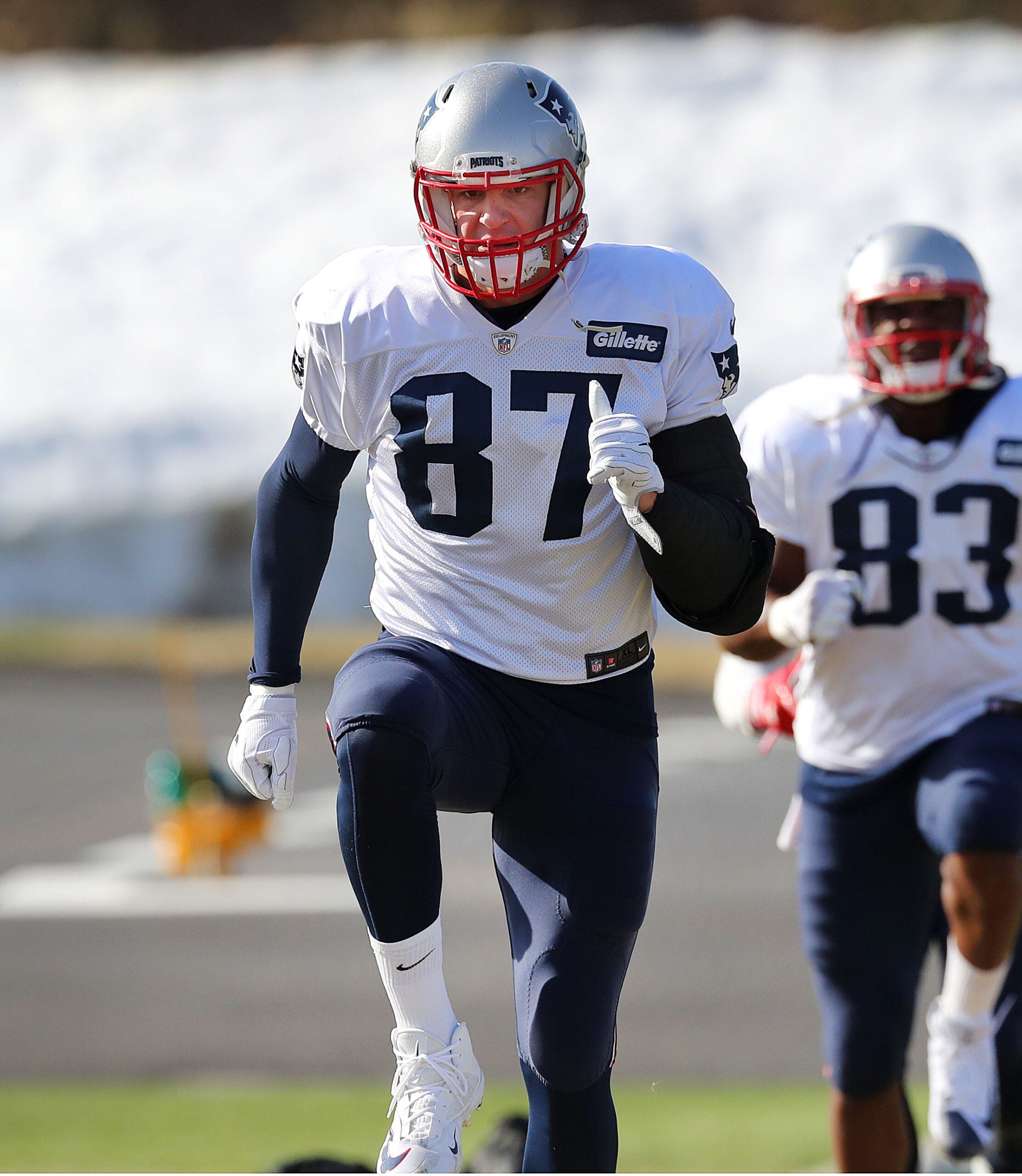 Rob Gronkowski announces he is playing in 2018