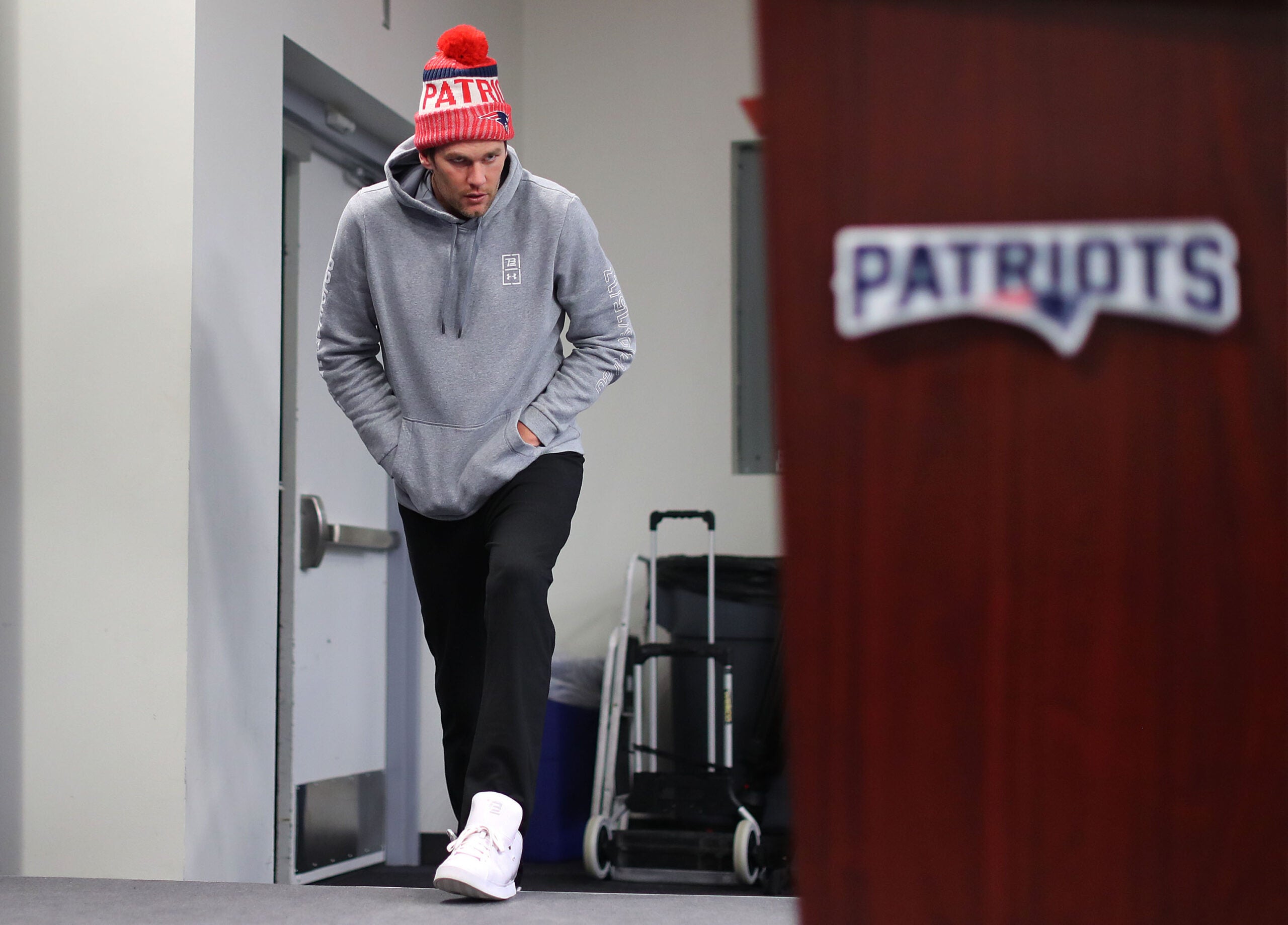 Tom Brady practices without glove as Gronk returns to practice