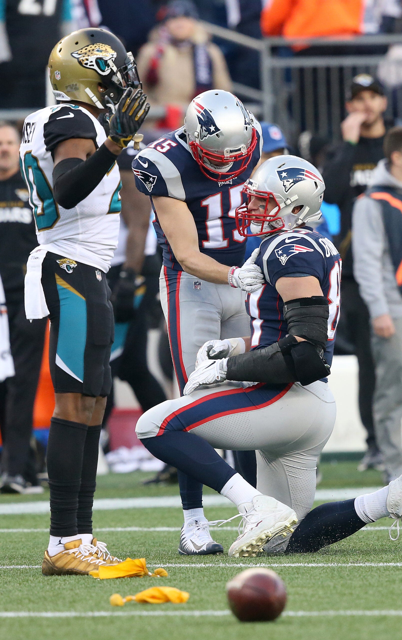 Rob Gronkowski exits game after helmet-to-helmet hit