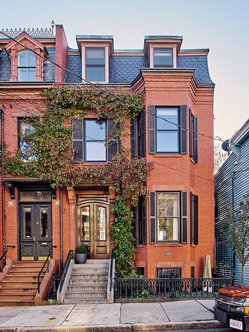 Italian immigrant descendants visit family's old East Boston home