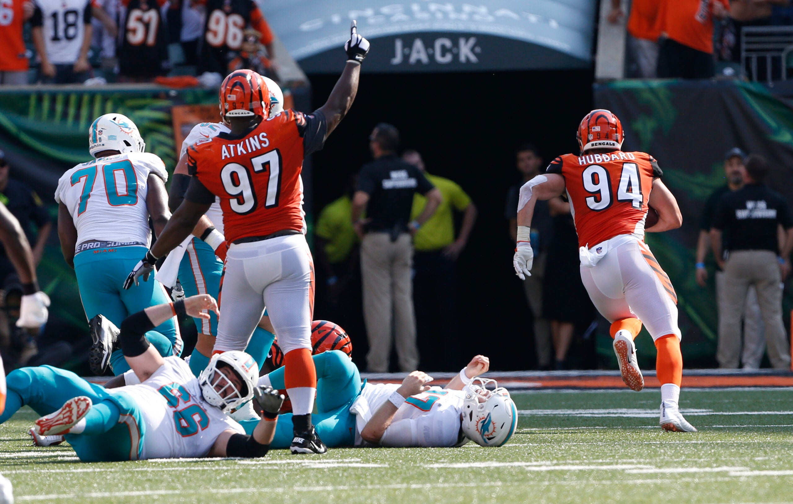 Bengals score 27 straight points for 27-17 win over Dolphins