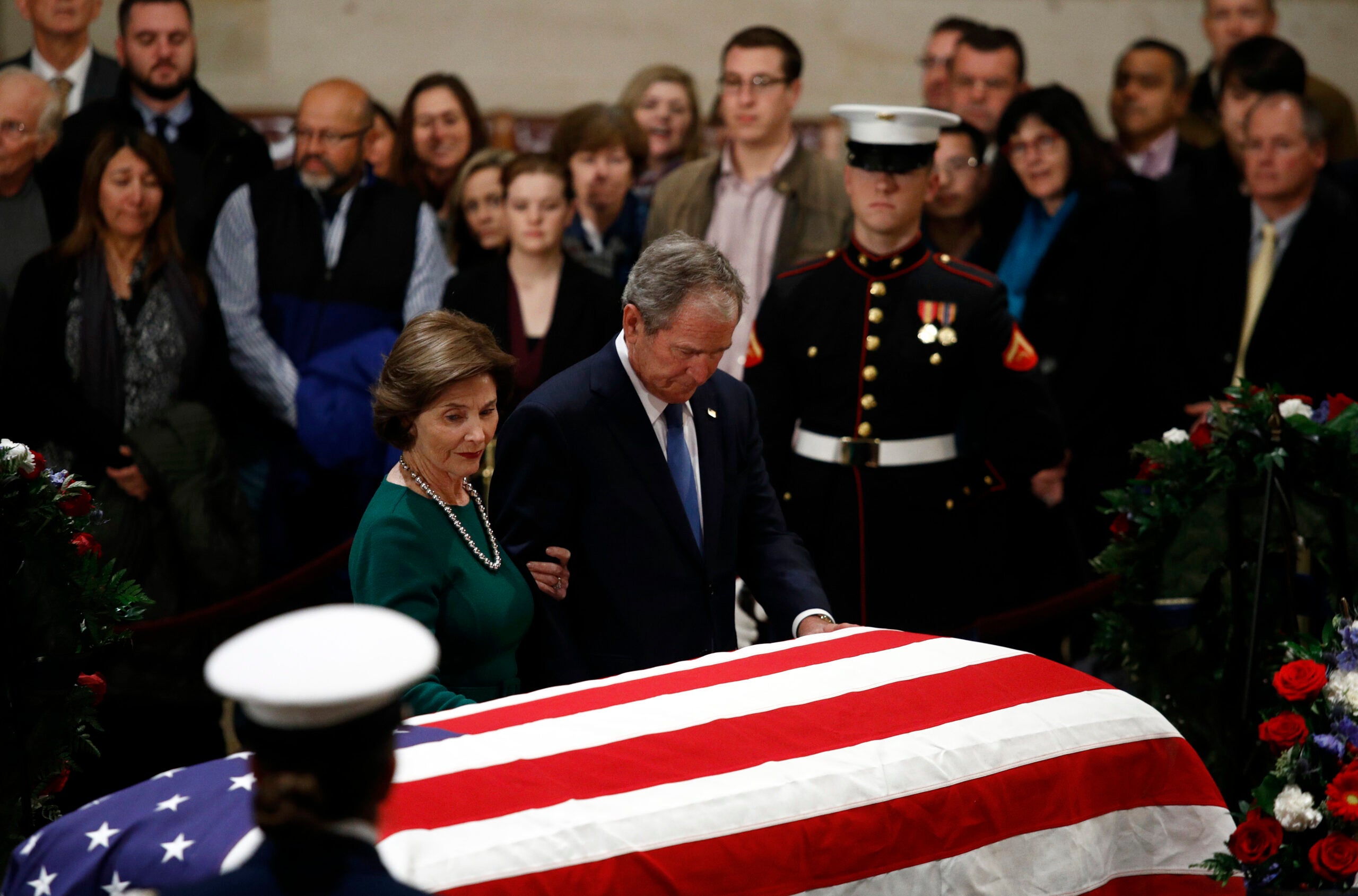 Crowds honor Bush for long service, from war to White House