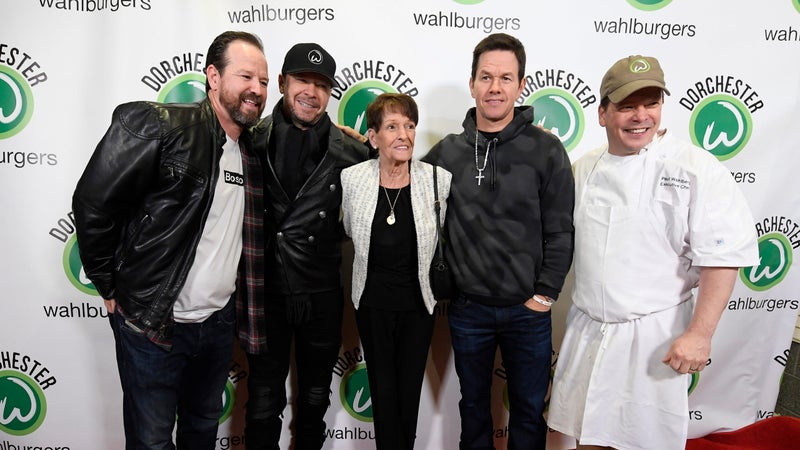 Wahlburgers goes online