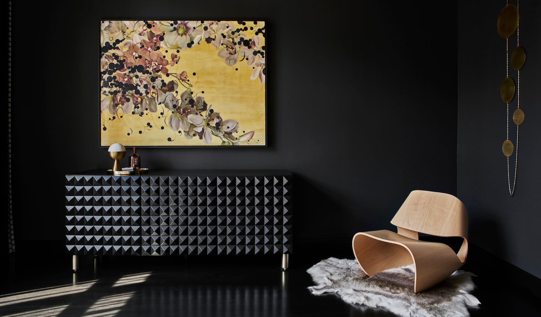 Black walls are making a quiet comeback