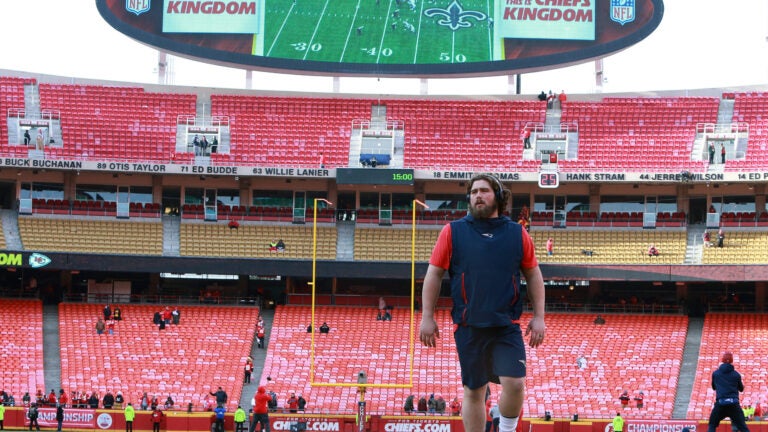 Analysis shows NFL centers' careers end more quickly than players at ...