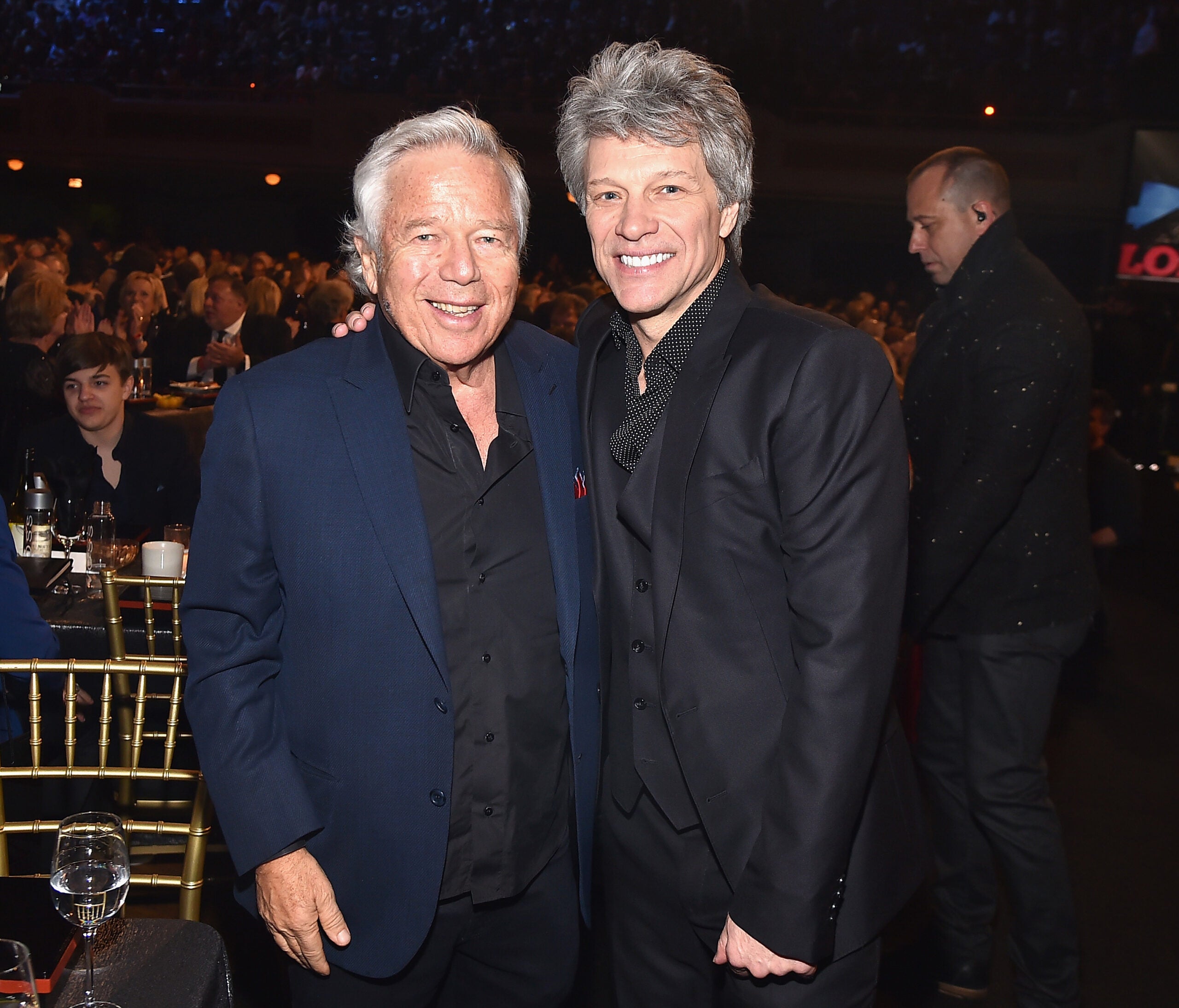 Jon Bon Jovi joins Gillette Stadium crowd in singing 'Livin' on a Prayer'