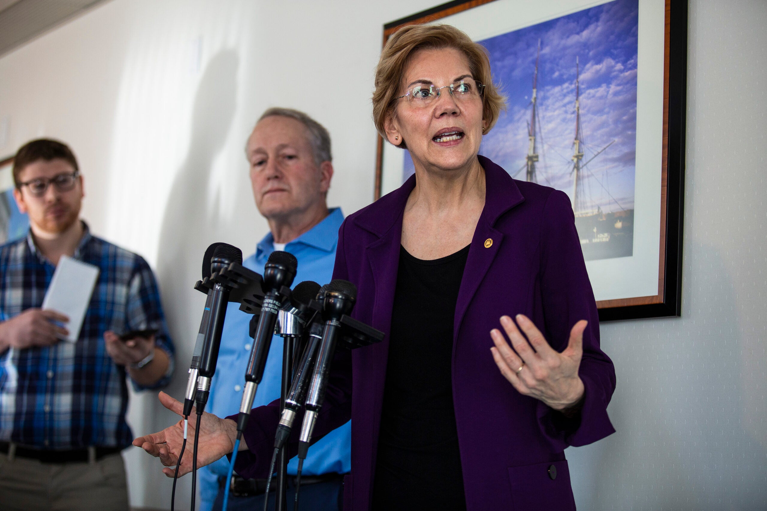 Elizabeth Warren apologizes for calling herself Native American