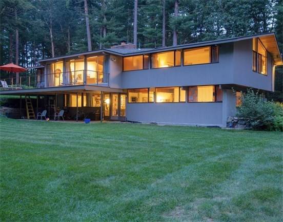 For $1.1M, 2,903-square-foot mid-century modern beauty in Lincoln