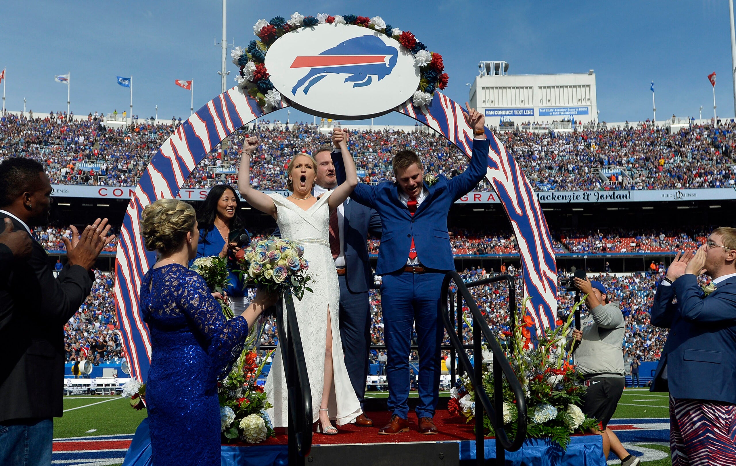 Buffalo couple gets married at halftime of Bills-Patriots game
