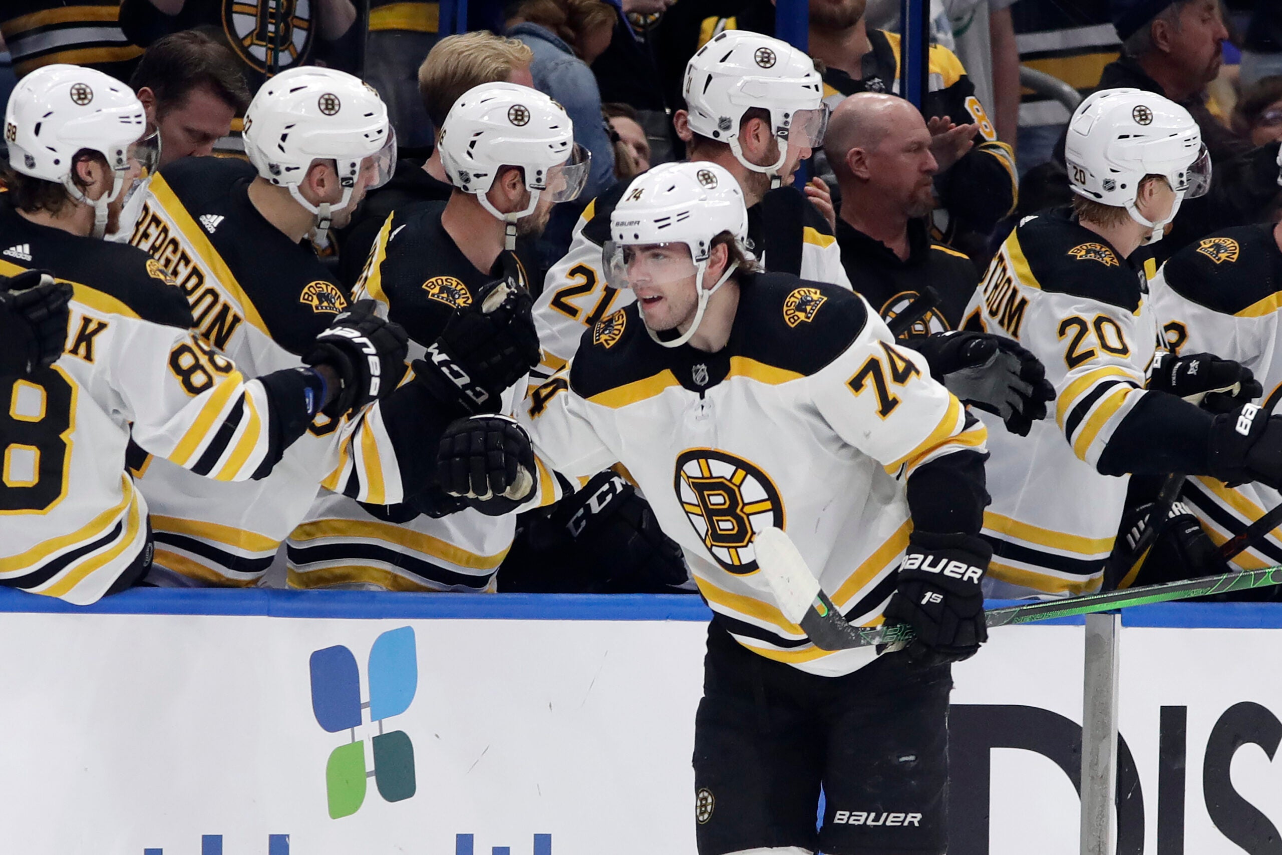 NHL-best Bruins beat Lightning 2-1 to extend division lead