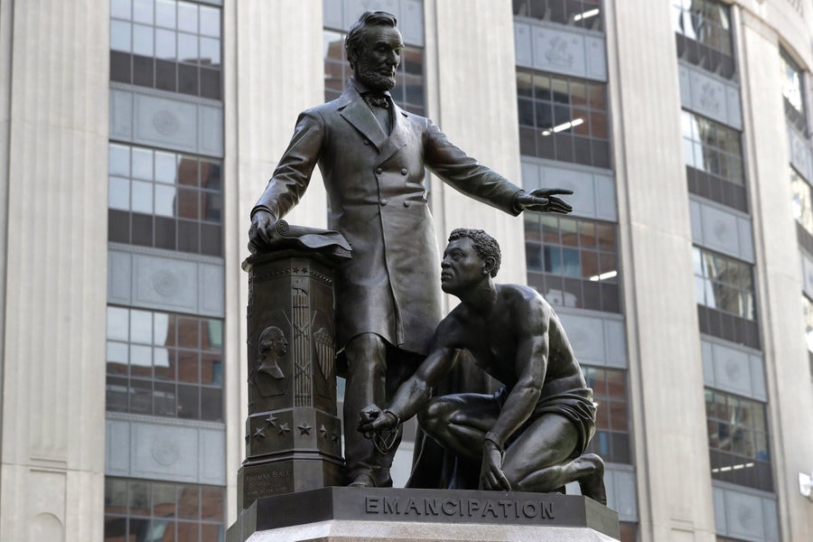 Statue of Bill Russell to grace Boston City Hall Plaza in 2012, mayor says