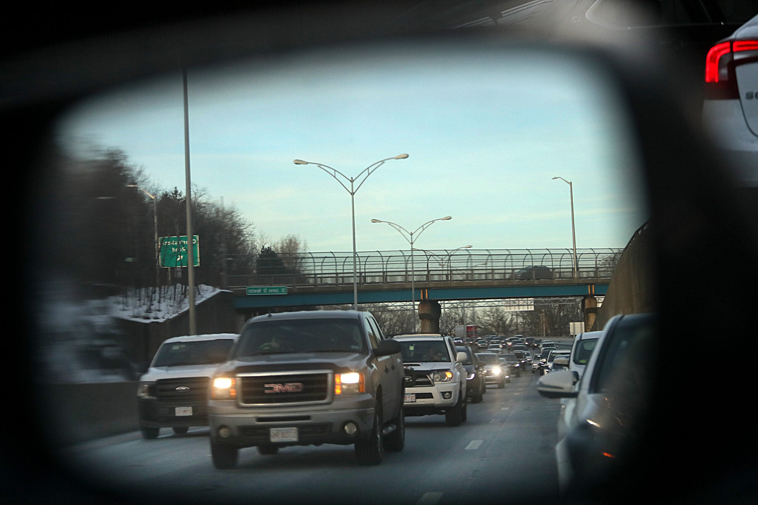 Mass. traffic fatalities hold steady in 2020 despite lower volume