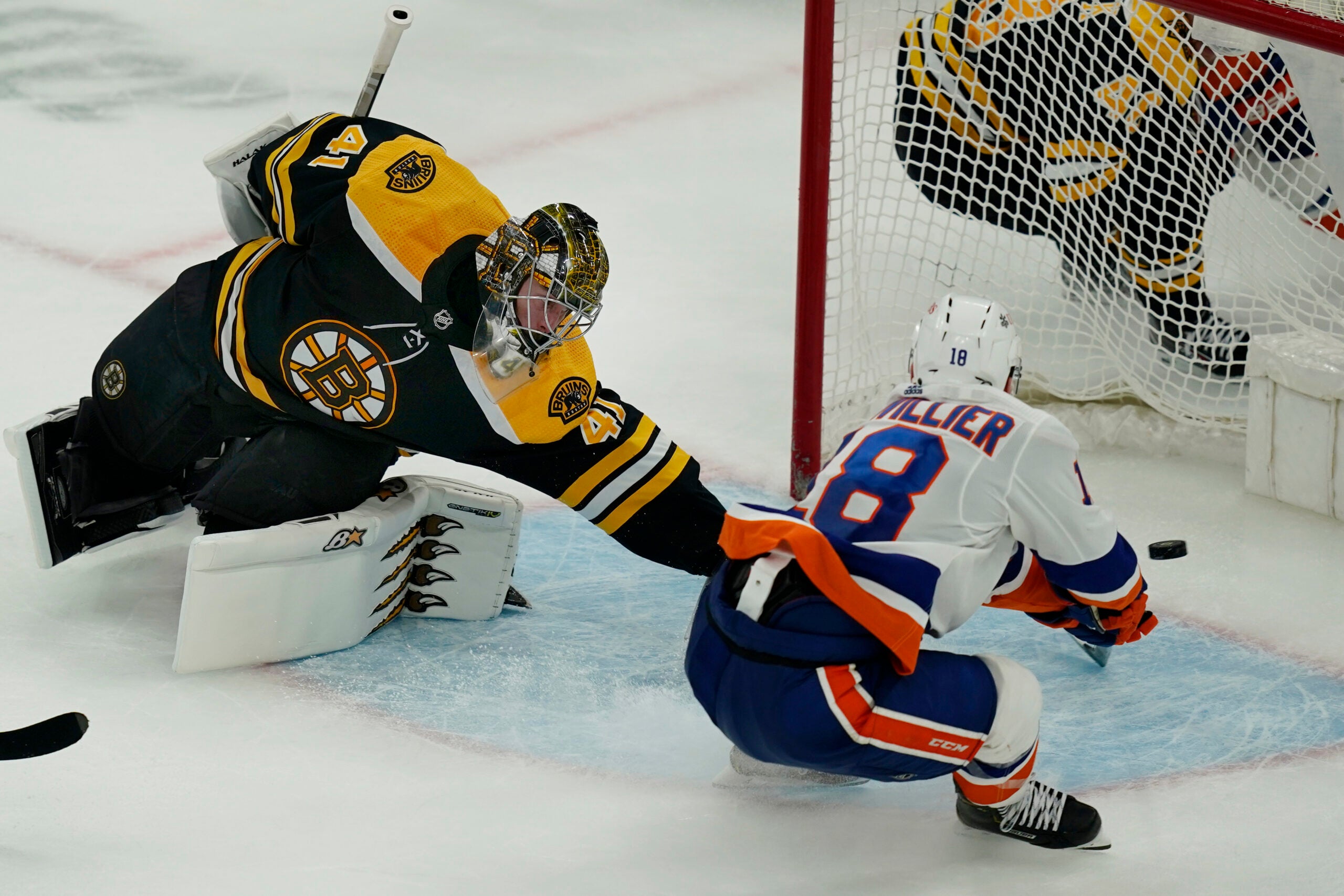 Bruins national anthem singer Todd Angilly still bartends after he performs