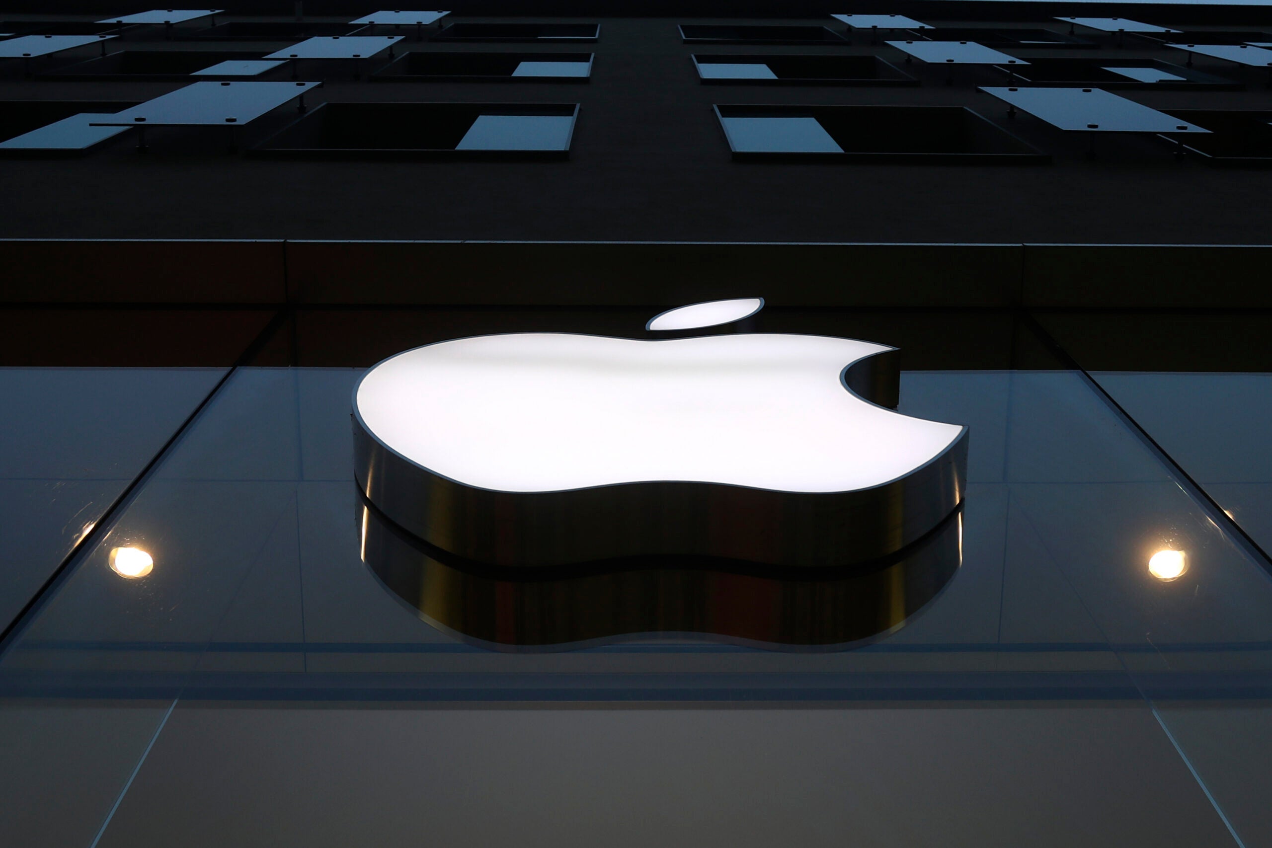 Apple announces 1st East Coast campus, in North Carolina