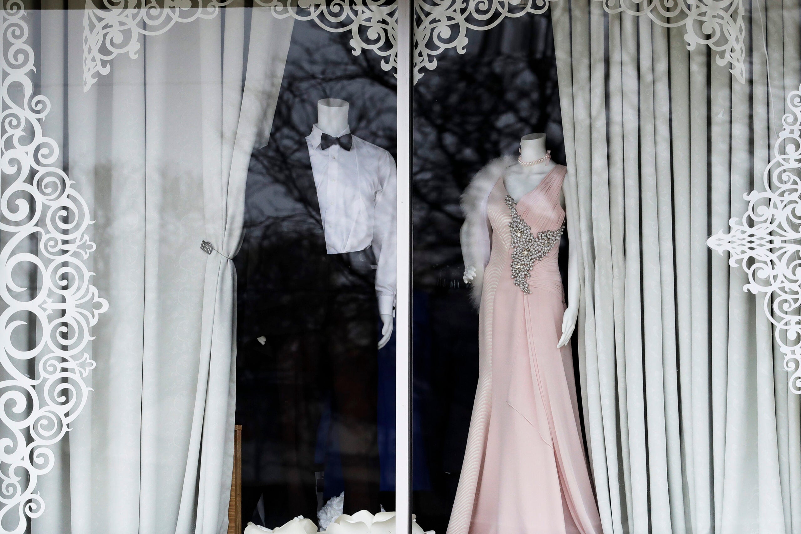 Mass. officials urge schools to skip prom this spring