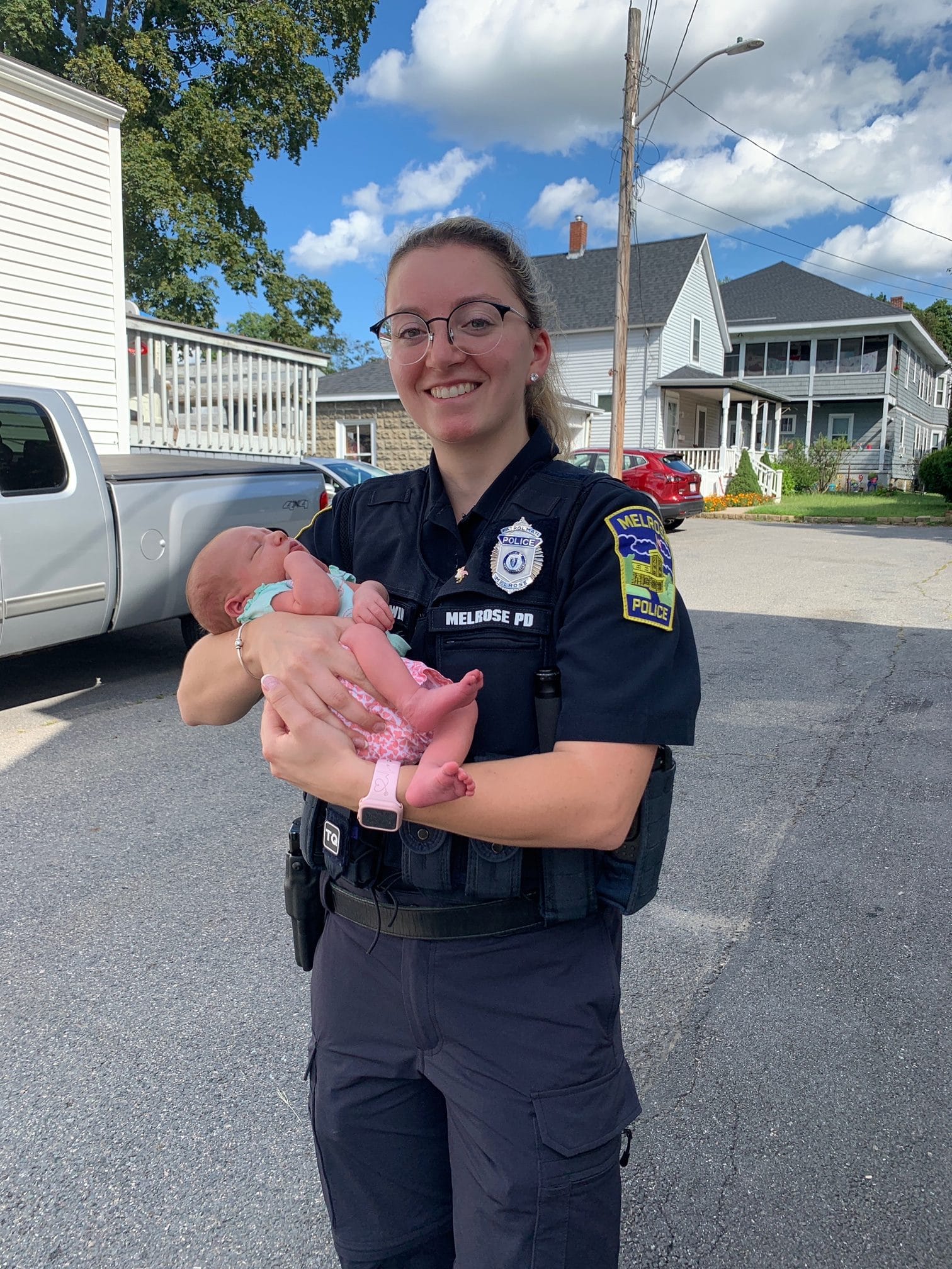 Melrose police officer helps deliver ‘healthy baby girl’ at home – Acquanyc