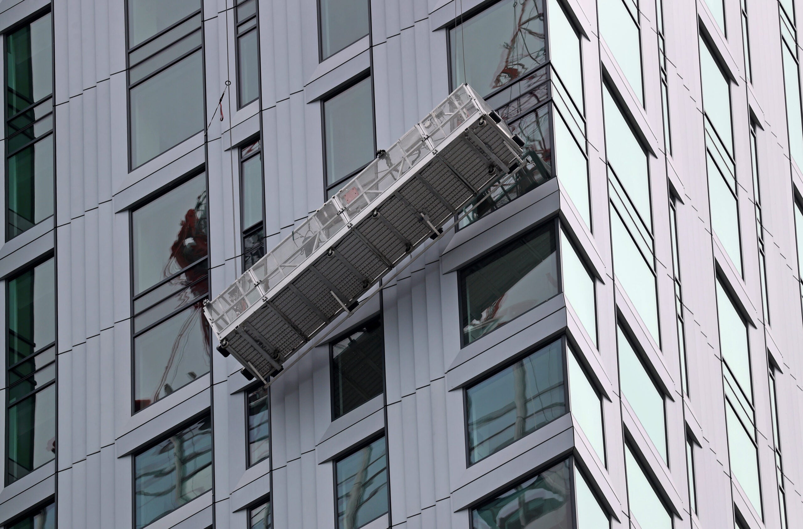 Boston firefighters rescue window washers from 42nd floor