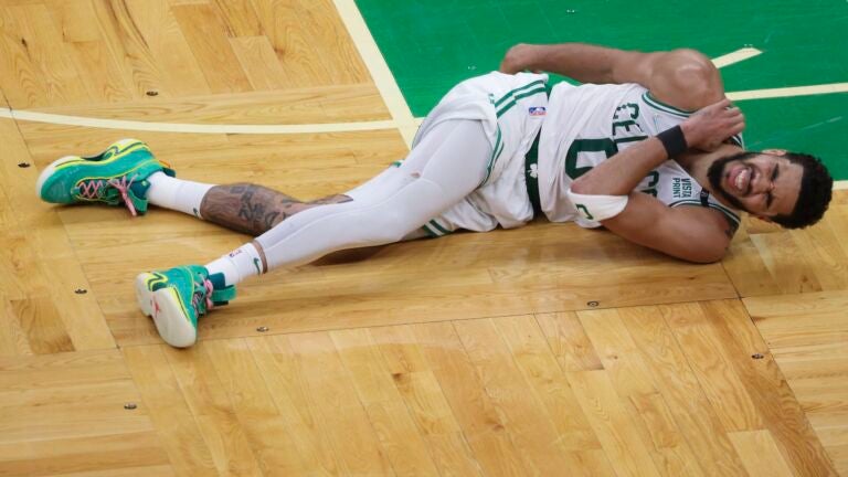 Jayson Tatum suffered a right shoulder stinger in Celtics' Game 3 loss