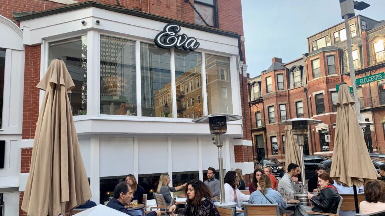 New American cuisine and a tropical atmosphere come together at Eva