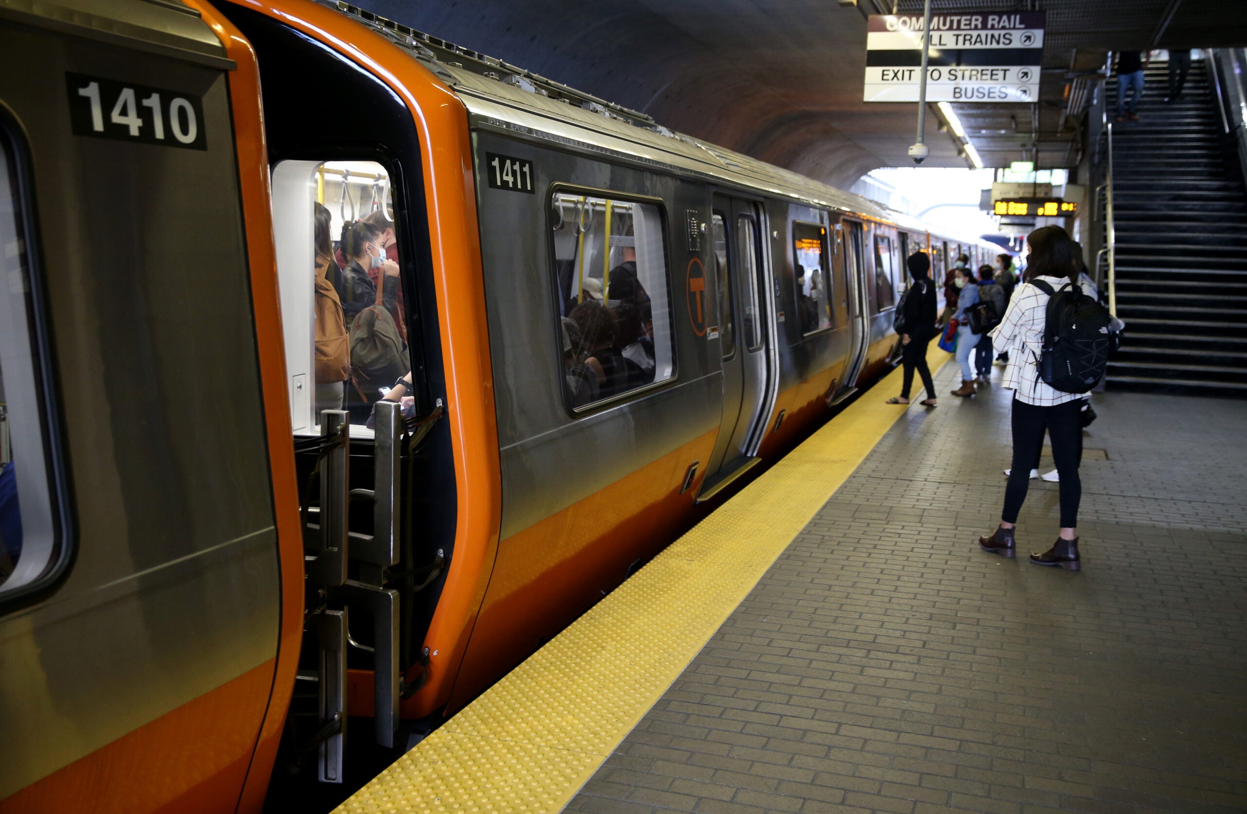 Shuttle buses to replace Orange Line trains in August