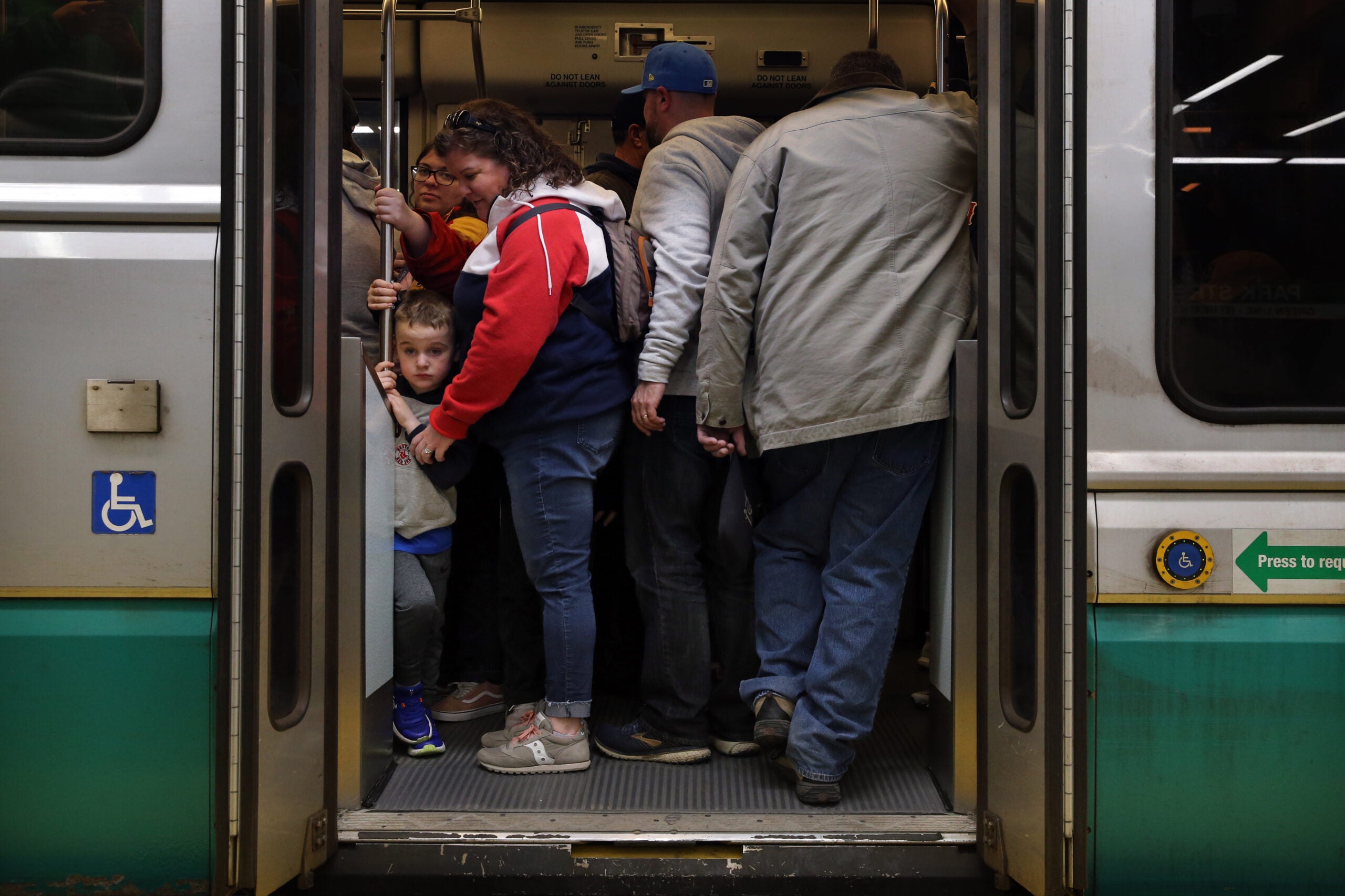 Man dies after contacting third rail at Park Street MBTA station