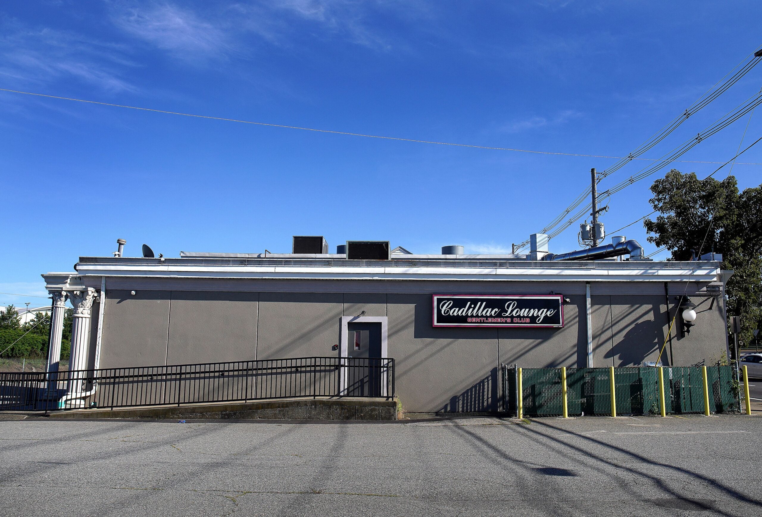 Robber steals $22,000 in $1 bills from Providence strip club