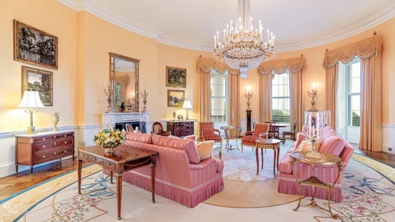 That famous sailor kiss, 70 years later