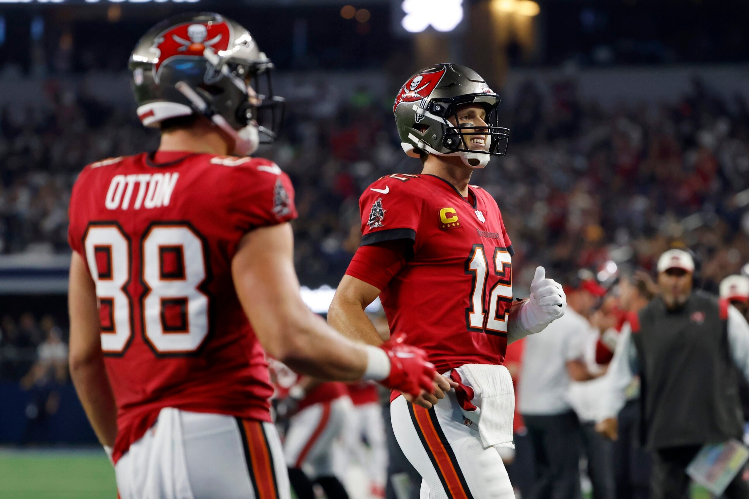 Tom Brady, Bucs throttle Cowboys 19-3 as Dak Prescott injures hand