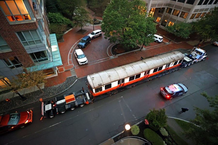 Photos: See the old Orange Line trains head to the scrapyard